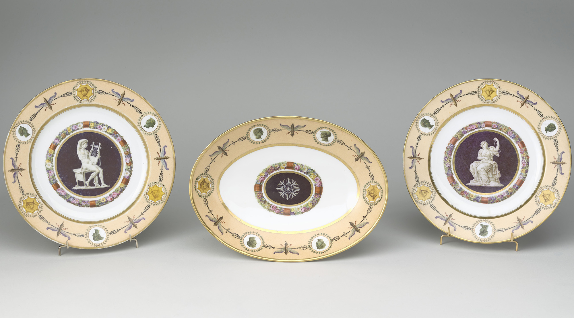 Sevres-plate-fond-nankin-figures-service-00 – AntiqueRef
